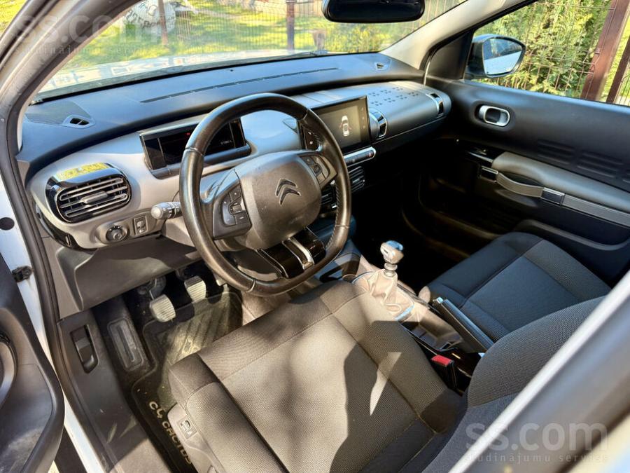 White Citroen C4 Cactus 2019 in Valmiera, with an engine capacity of 1.20 L and mileage of 73 thousand km for 8000 €, photo 6 on AUTOMOTO.COM.LV