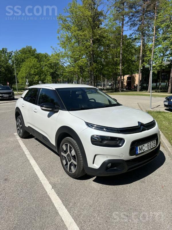 White Citroen C4 Cactus 2019 in Valmiera, with an engine capacity of 1.20 L and mileage of 74 thousand km for 7200 €, photo 3 on AUTOMOTO.COM.LV
