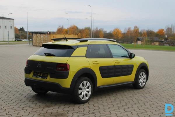 Yellow Citroen C4 Cactus 2015 in Riga, with an engine capacity of 1.20 L and mileage of 98 thousand km for 6990 €, photo 2 on AUTOMOTO.COM.LV
