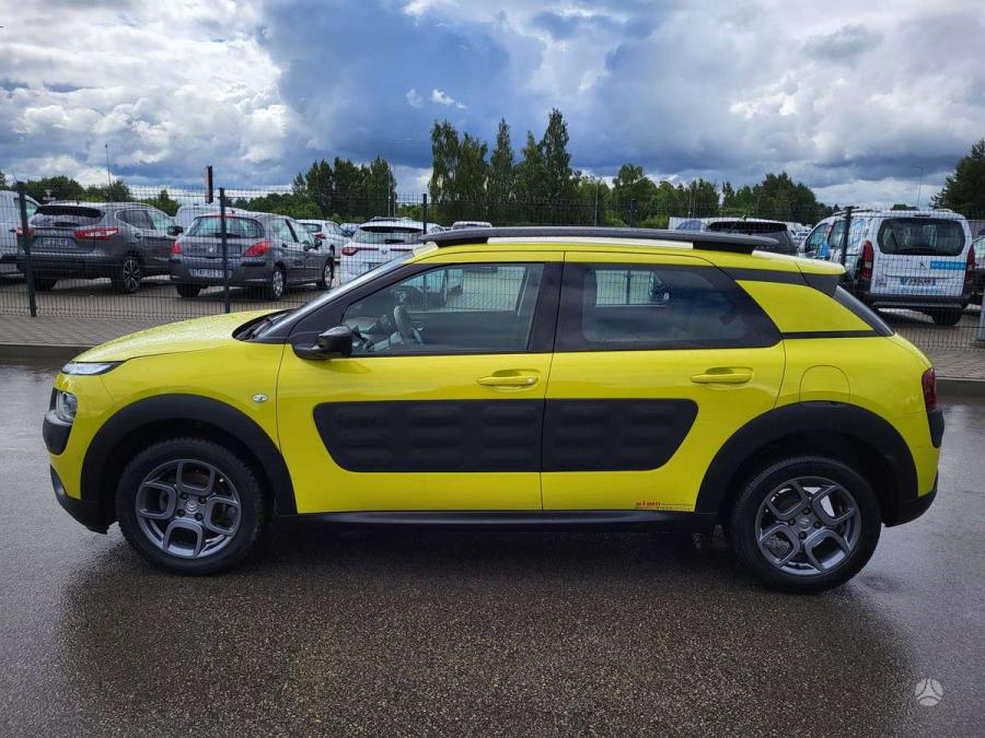 Yellow Citroen C4 Cactus 2015 in Taurage, with an engine capacity of 1.20 L and mileage of 118 thousand km for 4500 €, photo 4 on AUTOMOTO.COM.LV