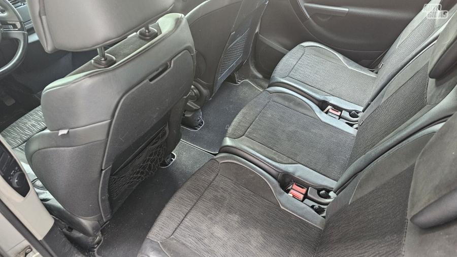 Grey Citroen C4 Grand Picasso 2012 in Vilnius, with an engine capacity of 2.00 L and mileage of 375 thousand km for 3499 €, photo 9 on AUTOMOTO.COM.LV