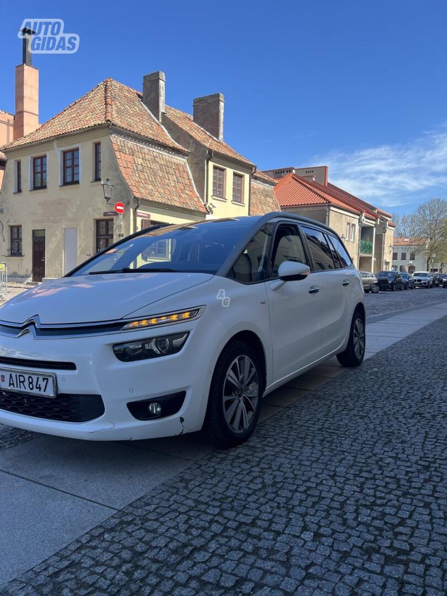 White Citroen C4 Grand Picasso 2015 in Klaipeda, with an engine capacity of 1.60 L and mileage of 325 thousand km for 4900 €, photo 1 on AUTOMOTO.COM.LV