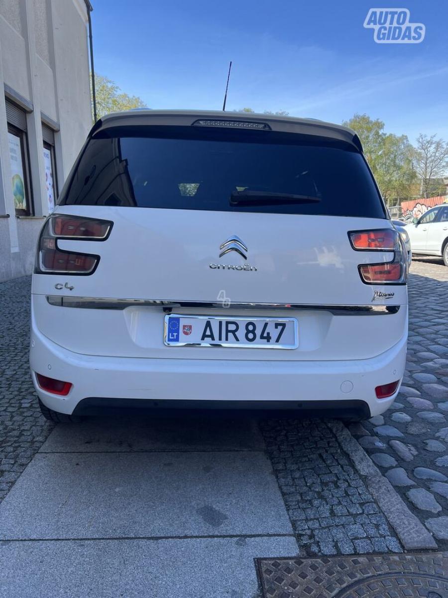White Citroen C4 Grand Picasso 2015 in Klaipeda, with an engine capacity of 1.60 L and mileage of 325 thousand km for 4900 €, photo 3 on AUTOMOTO.COM.LV