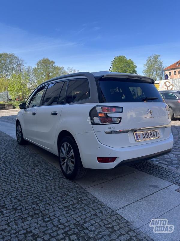 White Citroen C4 Grand Picasso 2015 in Klaipeda, with an engine capacity of 1.60 L and mileage of 325 thousand km for 4900 €, photo 4 on AUTOMOTO.COM.LV