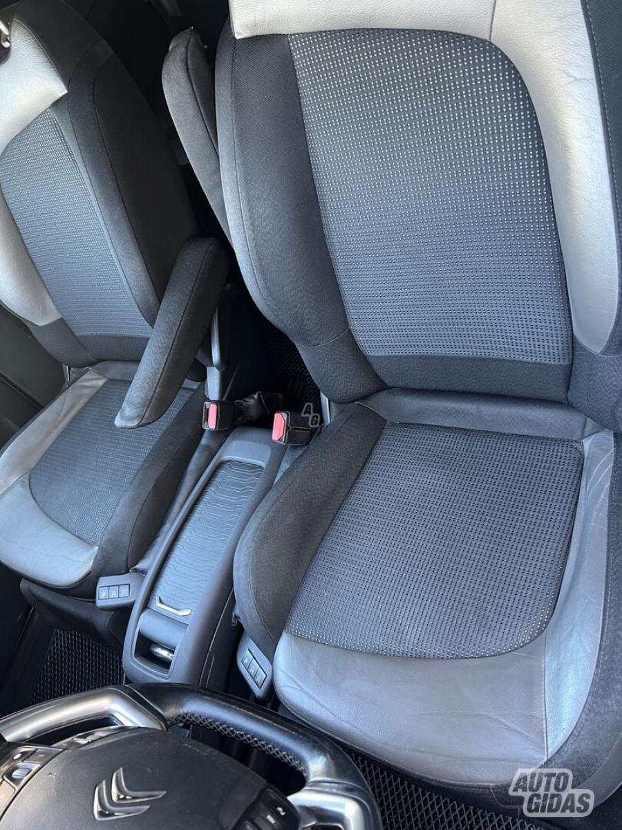 White Citroen C4 Grand Picasso 2015 in Klaipeda, with an engine capacity of 1.60 L and mileage of 325 thousand km for 4900 €, photo 10 on AUTOMOTO.COM.LV