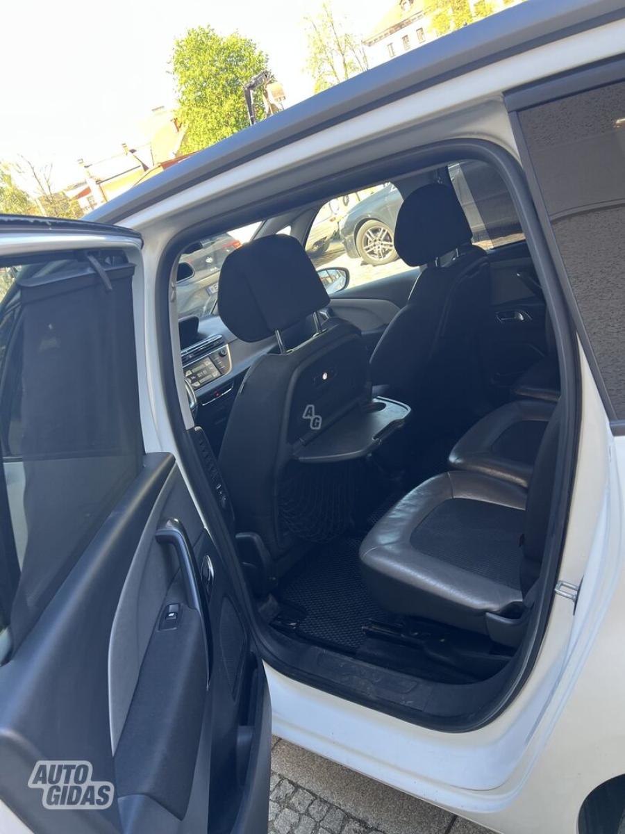 White Citroen C4 Grand Picasso 2015 in Klaipeda, with an engine capacity of 1.60 L and mileage of 325 thousand km for 4900 €, photo 11 on AUTOMOTO.COM.LV