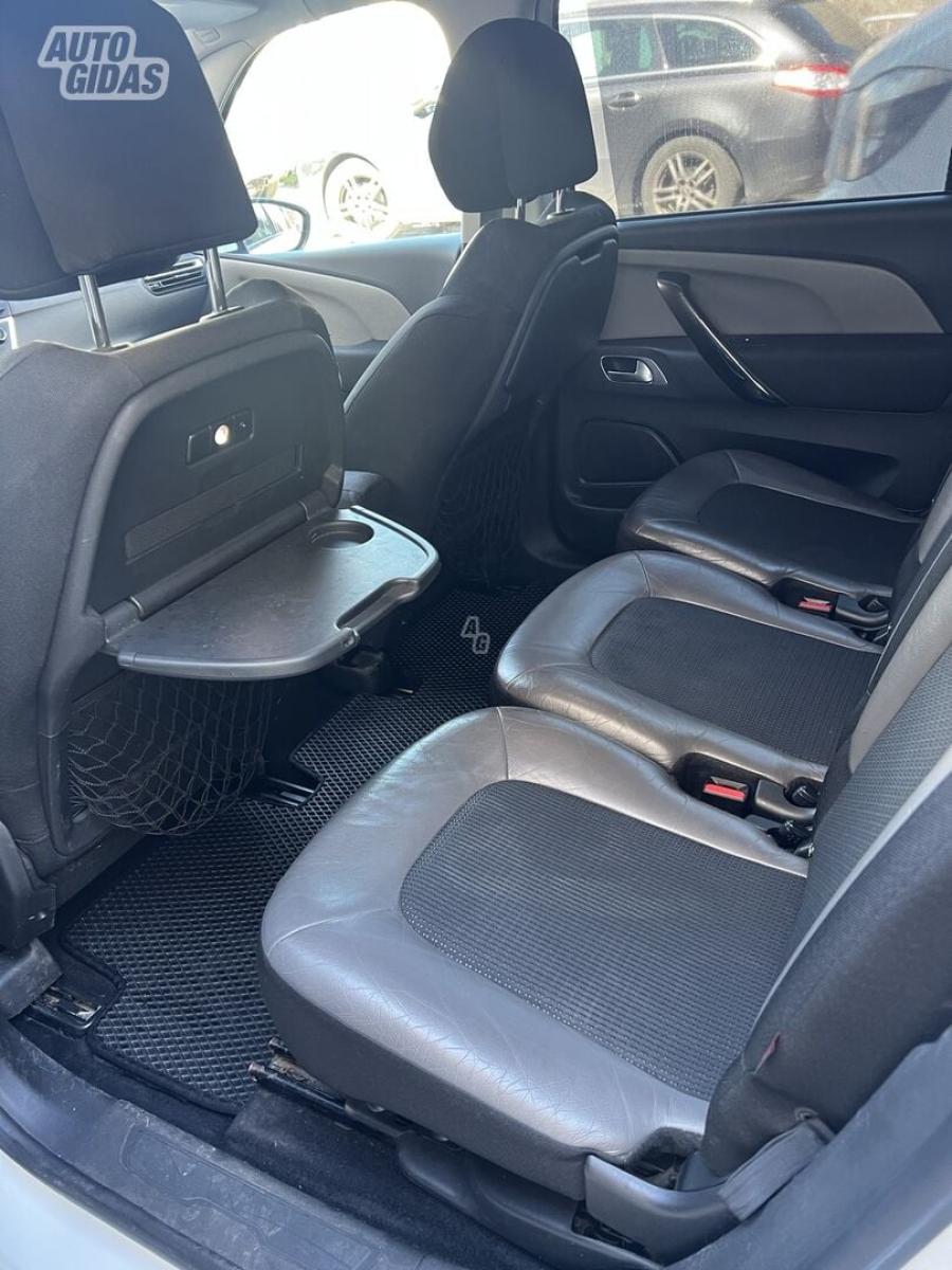 White Citroen C4 Grand Picasso 2015 in Klaipeda, with an engine capacity of 1.60 L and mileage of 325 thousand km for 4900 €, photo 12 on AUTOMOTO.COM.LV
