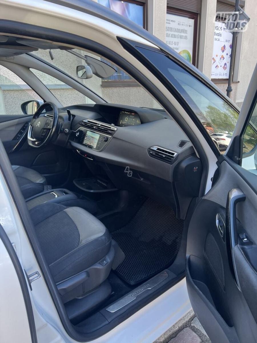 White Citroen C4 Grand Picasso 2015 in Klaipeda, with an engine capacity of 1.60 L and mileage of 325 thousand km for 4900 €, photo 17 on AUTOMOTO.COM.LV