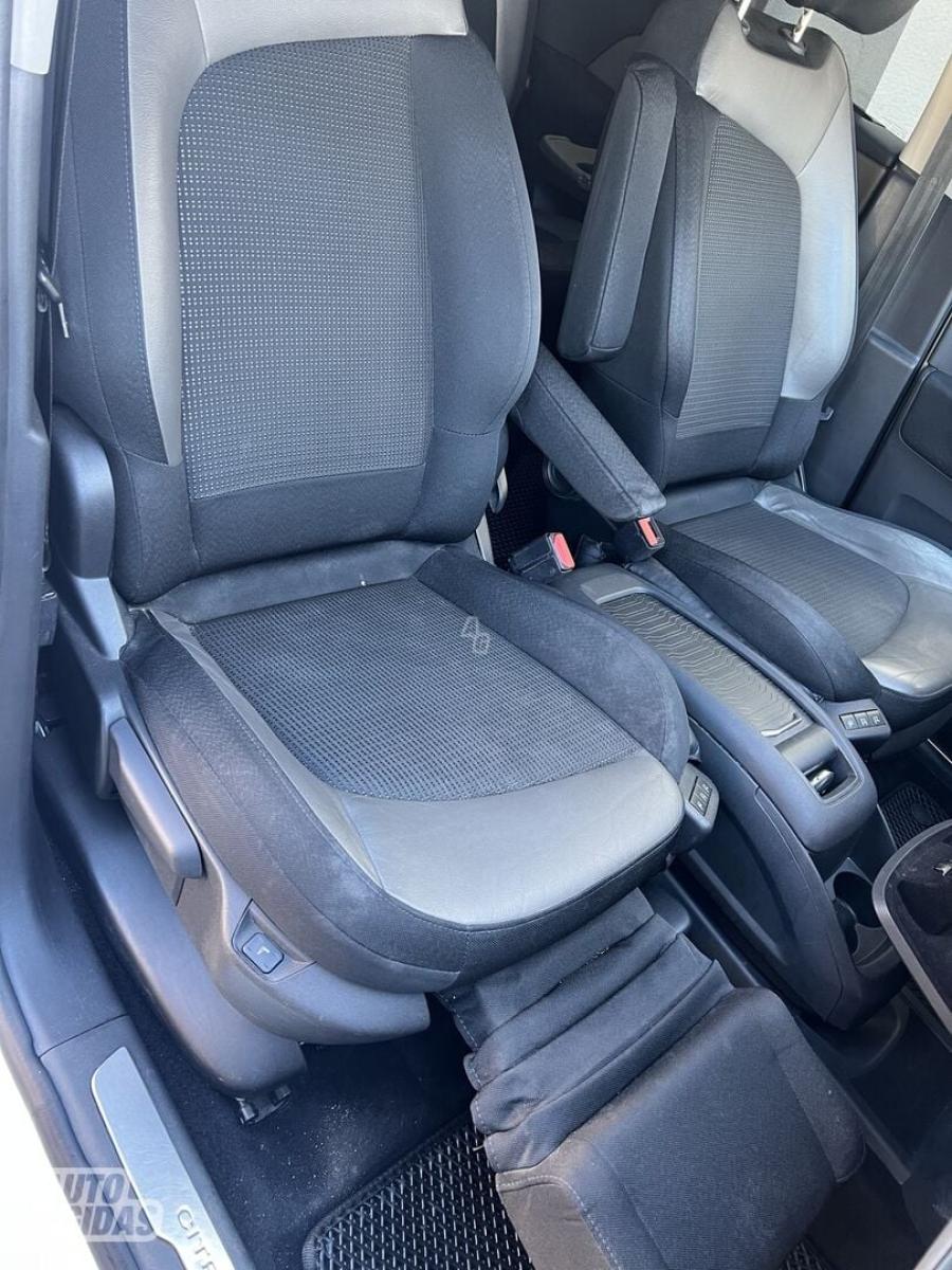 White Citroen C4 Grand Picasso 2015 in Klaipeda, with an engine capacity of 1.60 L and mileage of 325 thousand km for 4900 €, photo 18 on AUTOMOTO.COM.LV