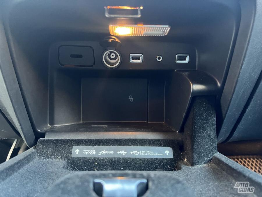 White Citroen C4 Grand Picasso 2015 in Klaipeda, with an engine capacity of 1.60 L and mileage of 325 thousand km for 4900 €, photo 26 on AUTOMOTO.COM.LV