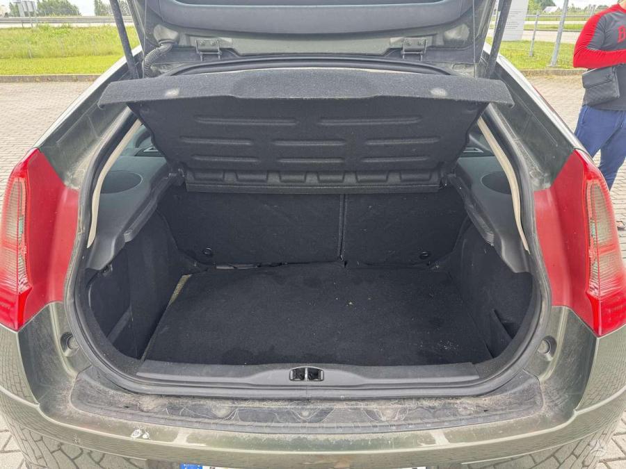 Green Citroen C4 2005 in Klaipeda, with an engine capacity of 1.56 L and mileage of 268 thousand km for 1550 €, photo 19 on AUTOMOTO.COM.LV