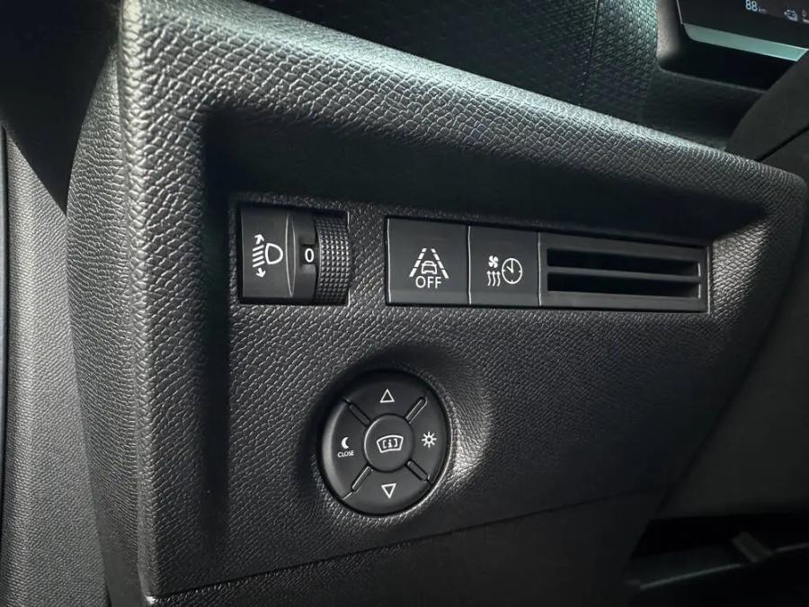 Grey Citroen C4 2021 in Jelgava, with an engine capacity of 0.10 L and mileage of 30 thousand km for 20950 €, photo 16 on AUTOMOTO.COM.LV