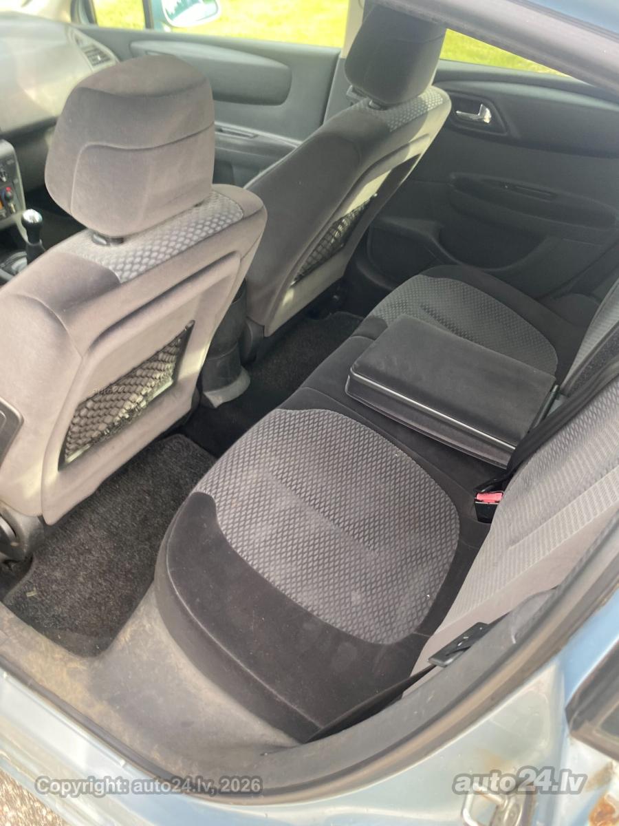 Pelēks Citroen C4 2005 Veru, ar dzinēja tilpumu 1.60 L un nobraukumu 226 tūkst. km par 1390 €, foto 7 vietnē AUTOMOTO.COM.LV