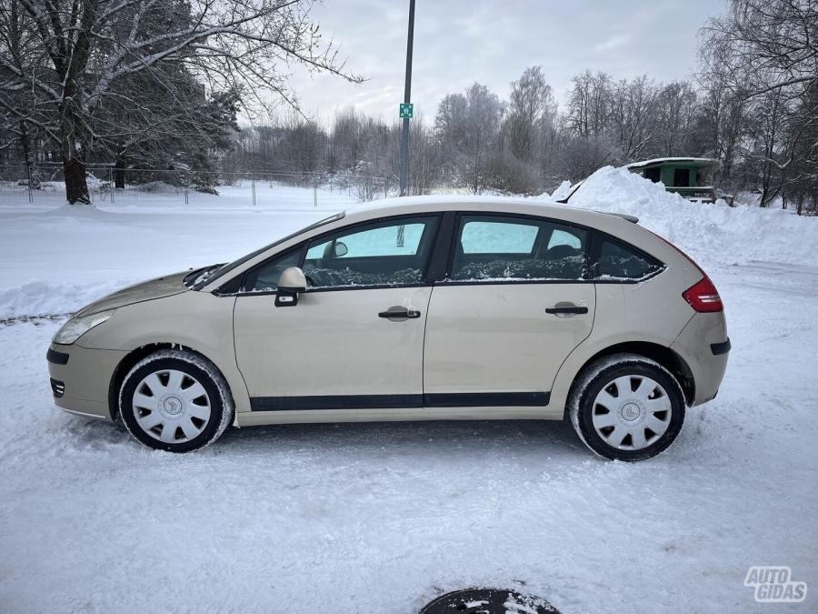 Pelēks Citroen C4 2006 Trakai, ar dzinēja tilpumu 1.60 L un nobraukumu 158 tūkst. km par 1390 €, foto 5 vietnē AUTOMOTO.COM.LV
