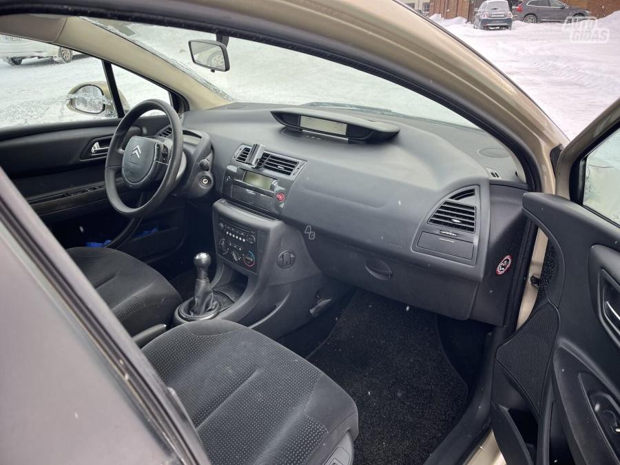 Pelēks Citroen C4 2006 Trakai, ar dzinēja tilpumu 1.60 L un nobraukumu 158 tūkst. km par 1390 €, foto 13 vietnē AUTOMOTO.COM.LV