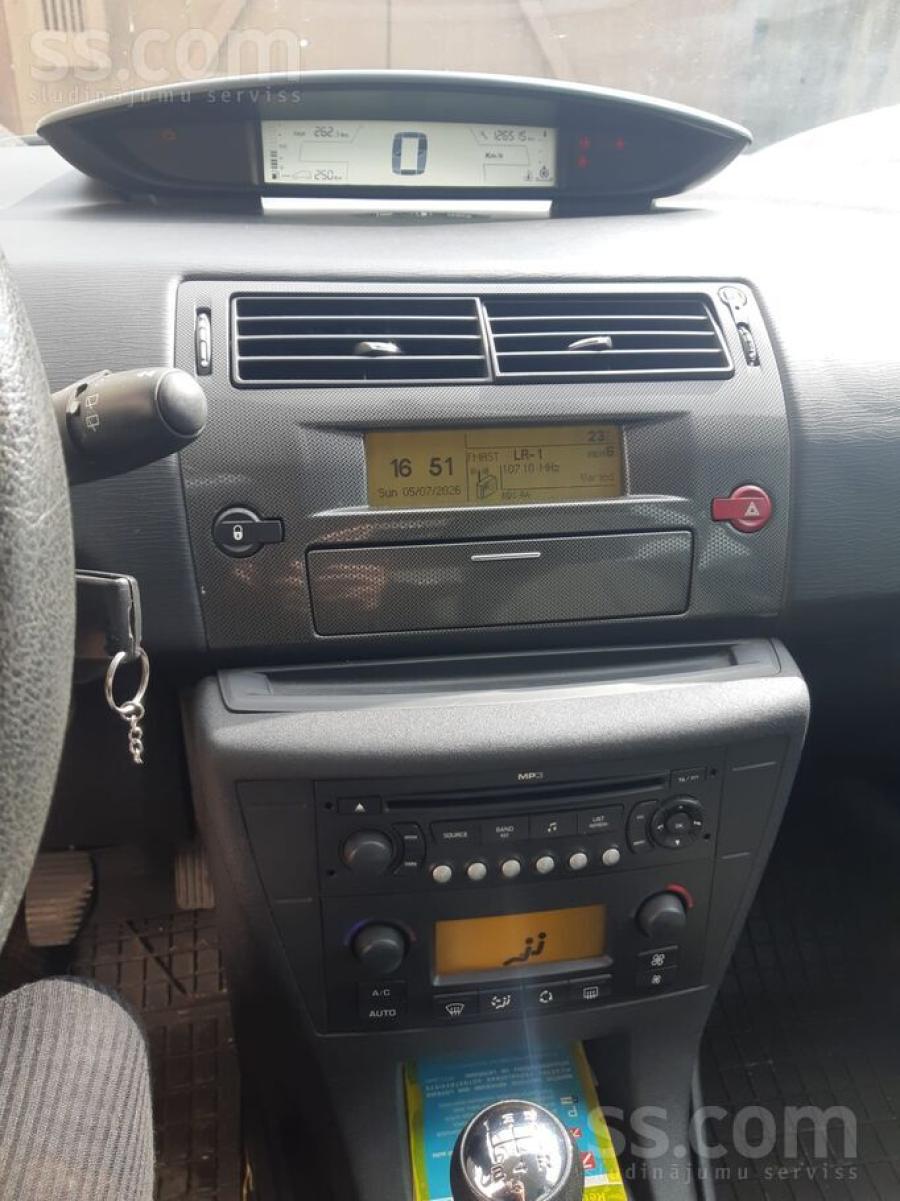 Grey Citroen C4 2007 in Liepaja, with an engine capacity of 1.60 L and mileage of 126 thousand km for 990 €, photo 5 on AUTOMOTO.COM.LV