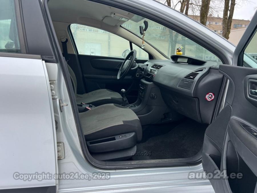 Pelēks Citroen C4 2009 Narva, ar dzinēja tilpumu 1.40 L un nobraukumu 184 tūkst. km par 999 €, foto 24 vietnē AUTOMOTO.COM.LV