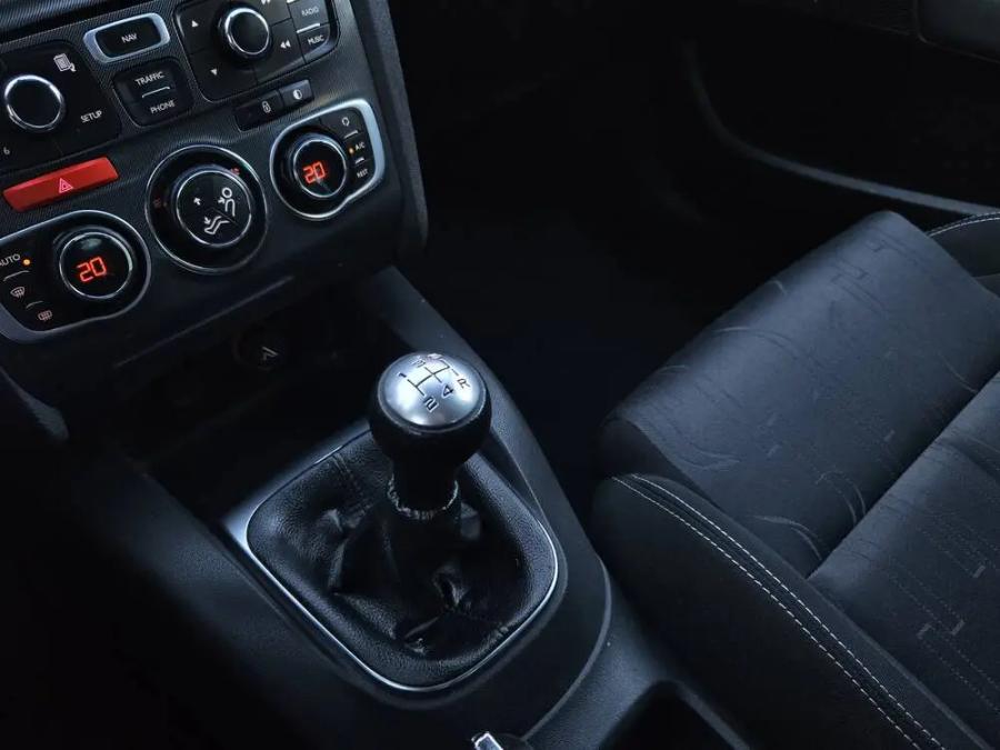 Pelēks Citroen C4 2011 Jēkabpils, ar dzinēja tilpumu 1.40 L un nobraukumu 241 tūkst. km par 3990 €, foto 26 vietnē AUTOMOTO.COM.LV