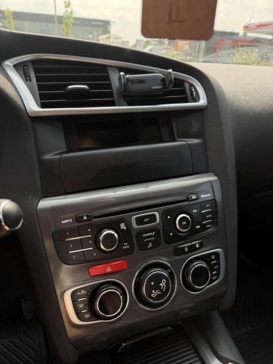 Grey Citroen C4 2012 in Vilnius, with an engine capacity of 1.60 L and mileage of 345 thousand km for 3500 €, photo 15 on AUTOMOTO.COM.LV