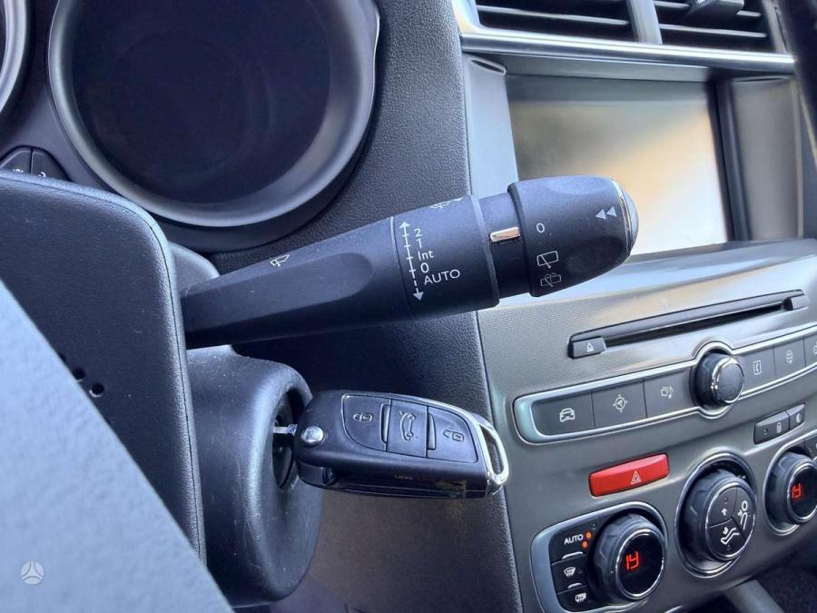 Grey Citroen C4 2015 in Taurage, with an engine capacity of 1.56 L and mileage of 190 thousand km for 4499 €, photo 12 on AUTOMOTO.COM.LV