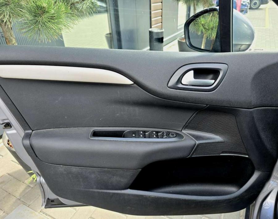 Grey Citroen C4 2017 in Taurage, with an engine capacity of 1.20 L and mileage of 58 thousand km for 3000 €, photo 26 on AUTOMOTO.COM.LV