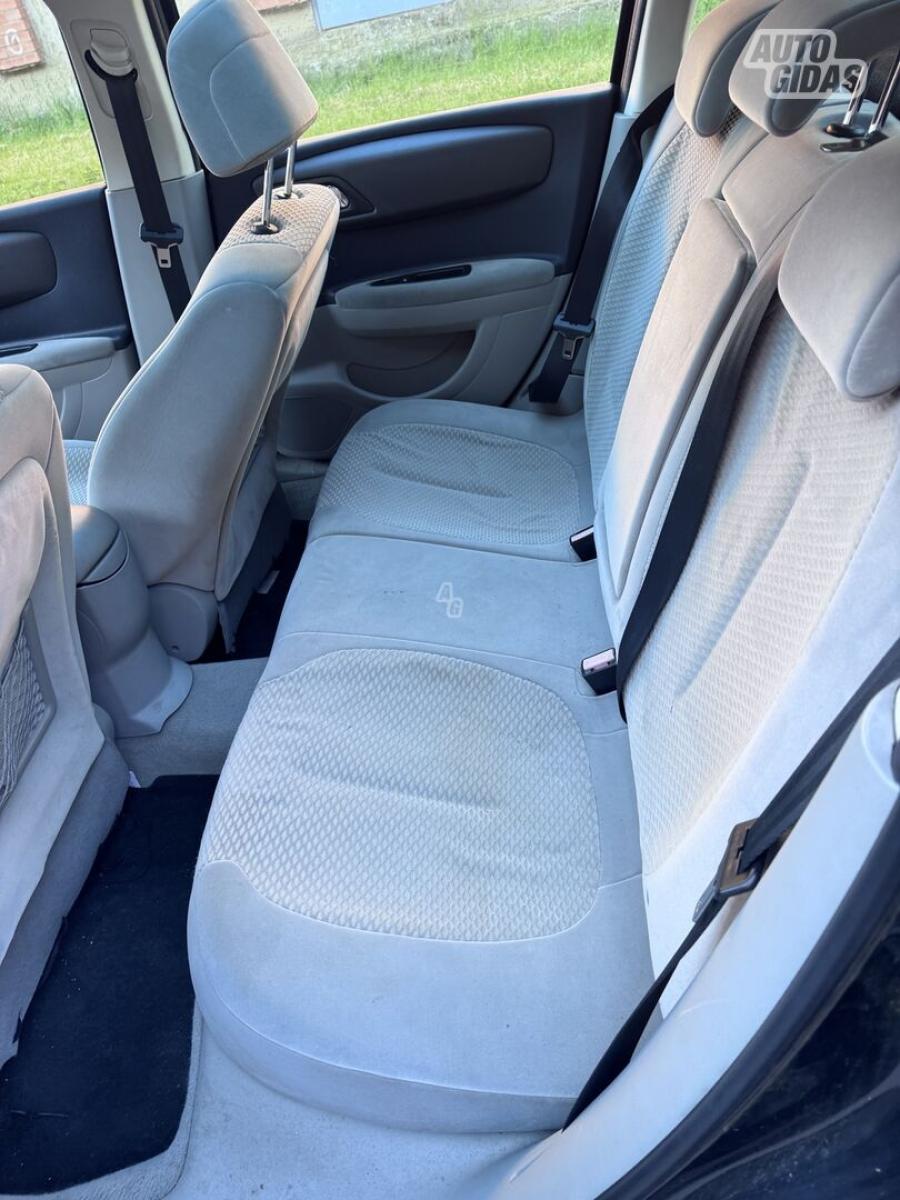 Citroen C4 2005 in Klaipeda, with an engine capacity of 1.60 L and mileage of 124 thousand km for 1550 €, photo 9 on AUTOMOTO.COM.LV