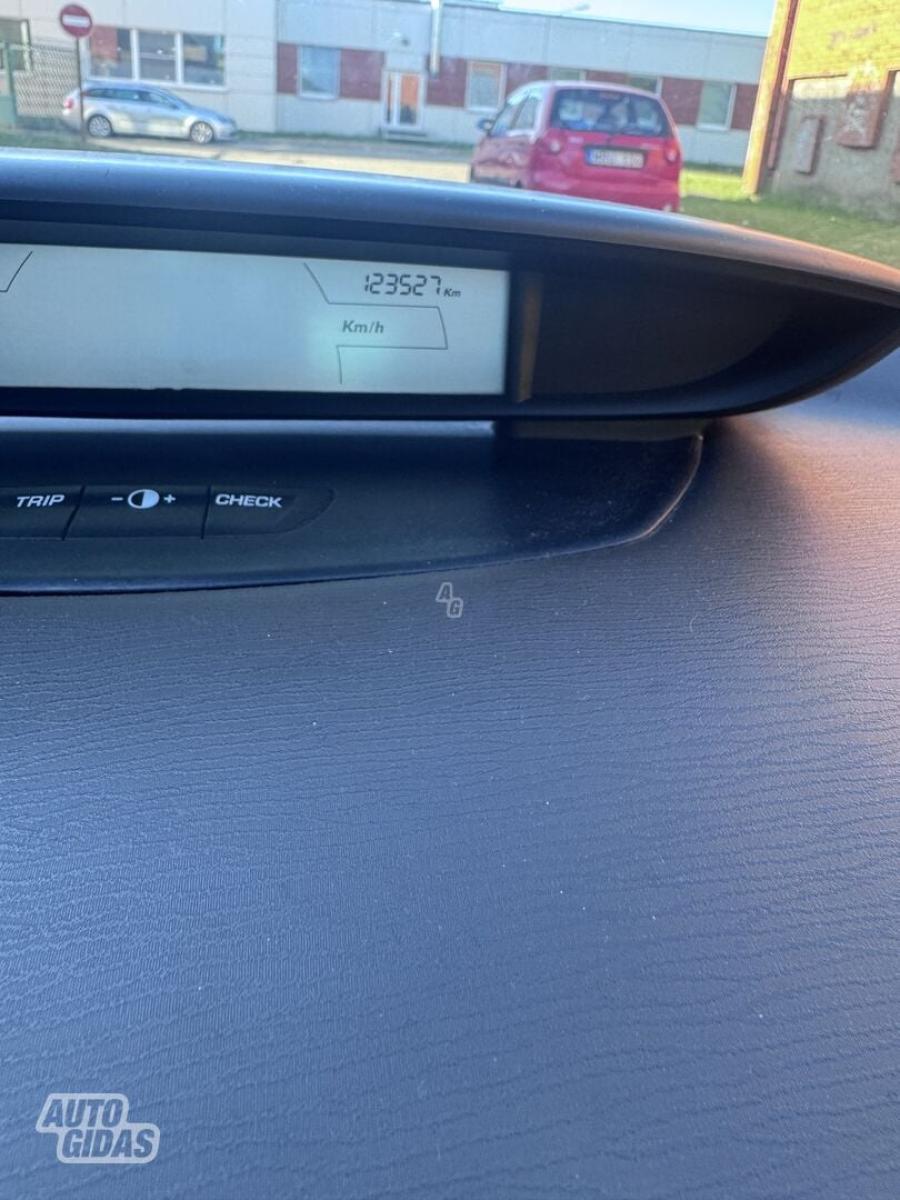 Citroen C4 2005 in Klaipeda, with an engine capacity of 1.60 L and mileage of 124 thousand km for 1550 €, photo 13 on AUTOMOTO.COM.LV