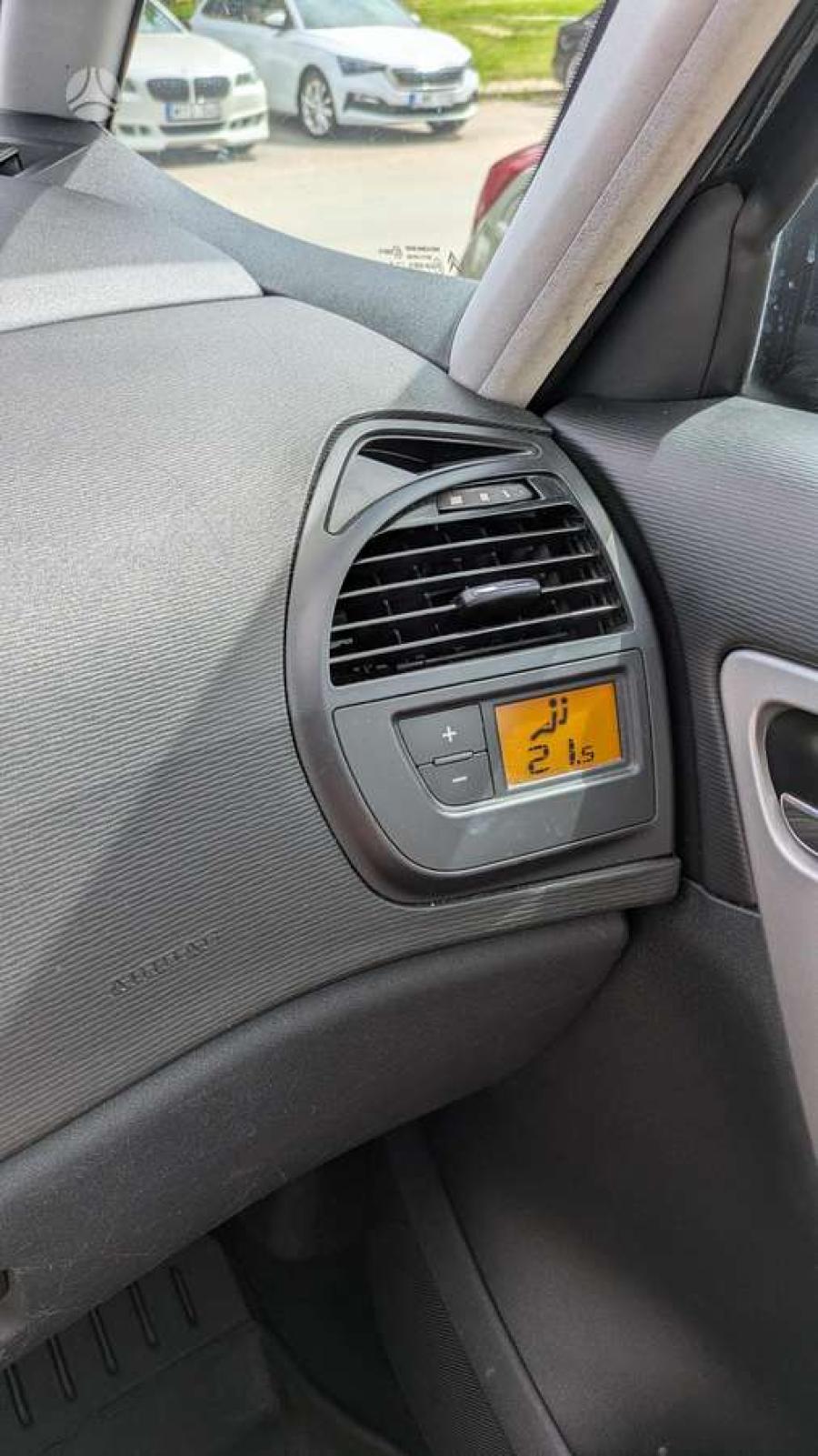 Melns Citroen c4-picasso 2009 Kauņa, ar dzinēja tilpumu 1.56 L un nobraukumu 311 tūkst. km par 1400 €, foto 35 vietnē AUTOMOTO.COM.LV