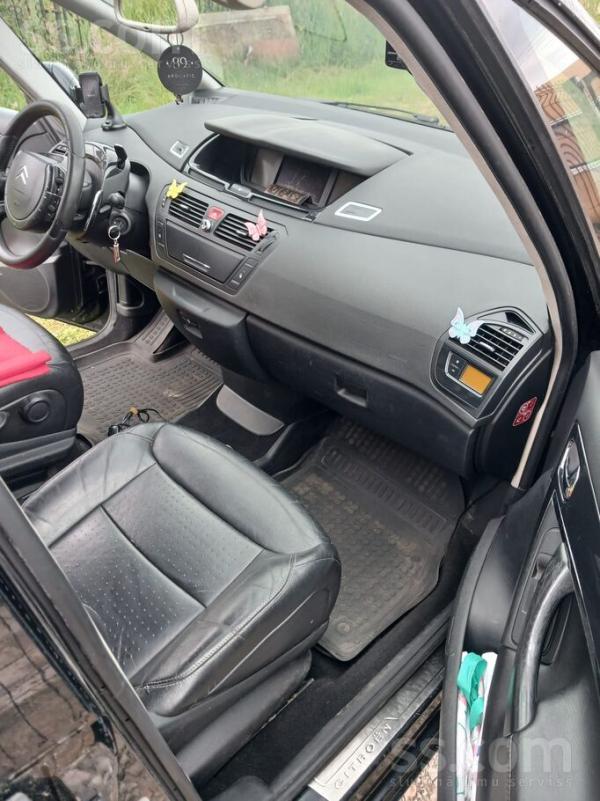 Black Citroen c4-picasso 2010 in Riga, with an engine capacity of 2.00 L and mileage of 345 thousand km for 1400 €, photo 6 on AUTOMOTO.COM.LV