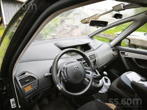 Black Citroen c4-picasso 2011 in Valmiera, with an engine capacity of 1.60 L and mileage of 251 thousand km for 1300 €, photo 6 on AUTOMOTO.COM.LV