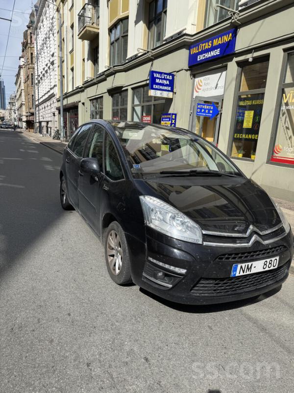 Black Citroen c4-picasso 2012 in Riga, with an engine capacity of 1.60 L and mileage of 315 thousand km for 4000 €, photo 4 on AUTOMOTO.COM.LV