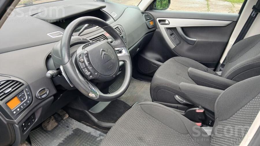 Black Citroen c4-picasso 2012 in Cesis, with an engine capacity of 1.60 L and mileage of 289 thousand km for 3900 €, photo 8 on AUTOMOTO.COM.LV