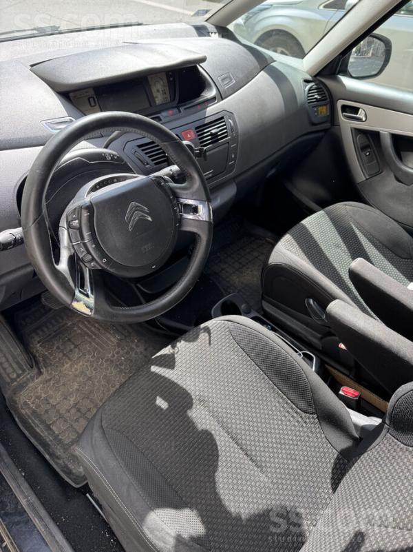 Black Citroen c4-picasso 2012 in Riga, with an engine capacity of 1.60 L and mileage of 315 thousand km for 2750 €, photo 3 on AUTOMOTO.COM.LV
