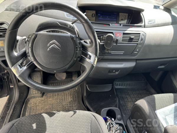 Black Citroen c4-picasso 2012 in Riga, with an engine capacity of 1.60 L and mileage of 315 thousand km for 2750 €, photo 6 on AUTOMOTO.COM.LV