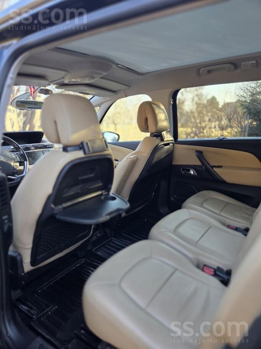 Black Citroen c4-picasso 2014 in Riga, with an engine capacity of 1.60 L and mileage of 331 thousand km for 3999 €, photo 5 on AUTOMOTO.COM.LV