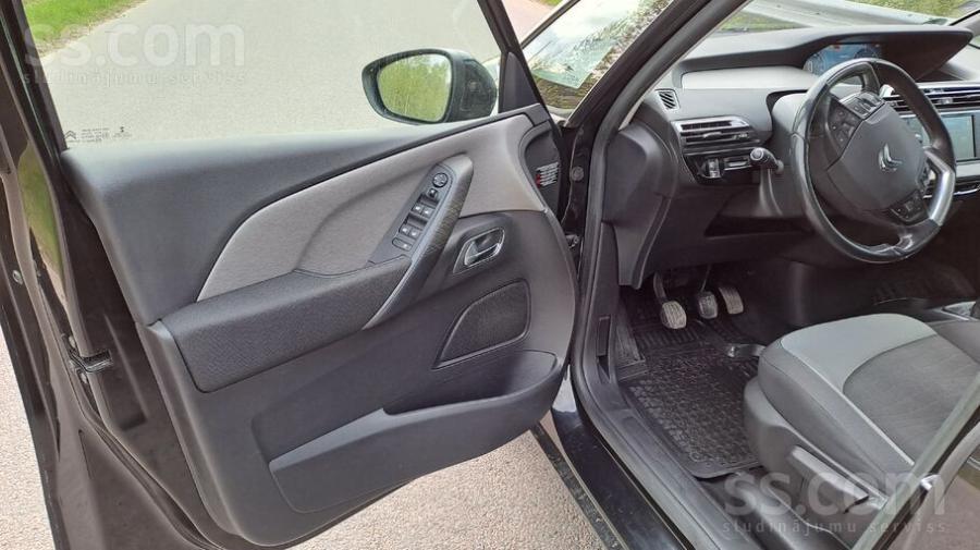 Black Citroen c4-picasso 2014 in Daugavpils, with an engine capacity of 1.60 L and mileage of 330 thousand km for 5750 €, photo 11 on AUTOMOTO.COM.LV