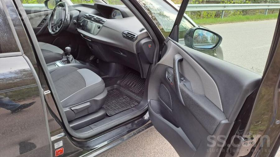 Black Citroen c4-picasso 2014 in Daugavpils, with an engine capacity of 1.60 L and mileage of 330 thousand km for 5750 €, photo 17 on AUTOMOTO.COM.LV