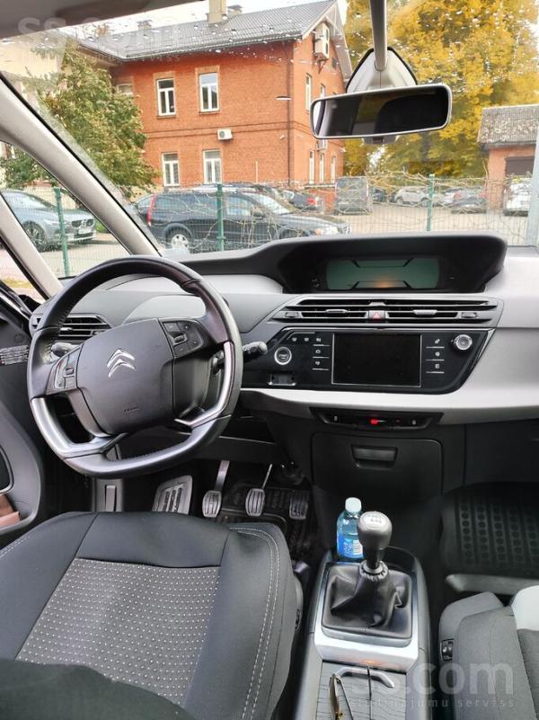 Black Citroen c4-picasso 2015 in Valmiera, with an engine capacity of 1.20 L and mileage of 141 thousand km for 6234 €, photo 5 on AUTOMOTO.COM.LV