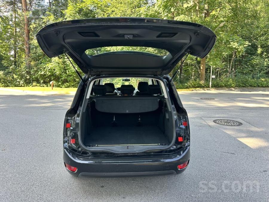 Black Citroen c4-picasso 2020 in Riga, with an engine capacity of 1.20 L and mileage of 198 thousand km for 10699 €, photo 9 on AUTOMOTO.COM.LV