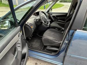 Blue Citroen c4-picasso 2010 in Grobiņa, with an engine capacity of 1.60 L and mileage of 258 thousand km for 3700 €, photo 9 on AUTOMOTO.COM.LV