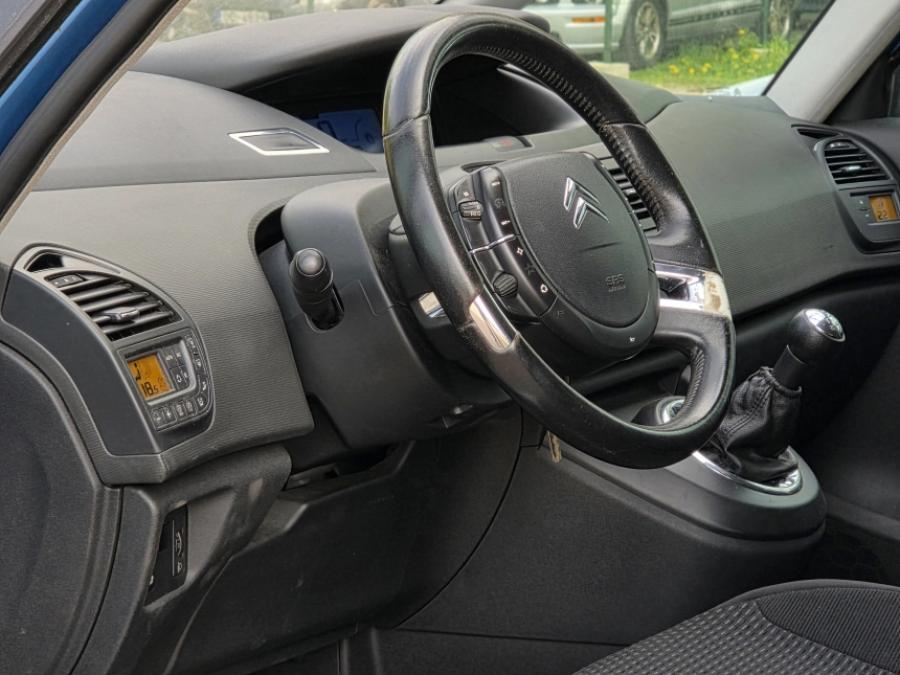 Blue Citroen c4-picasso 2007 in Riga, with an engine capacity of 1.60 L and mileage of 215 thousand km for 2990 €, photo 6 on AUTOMOTO.COM.LV