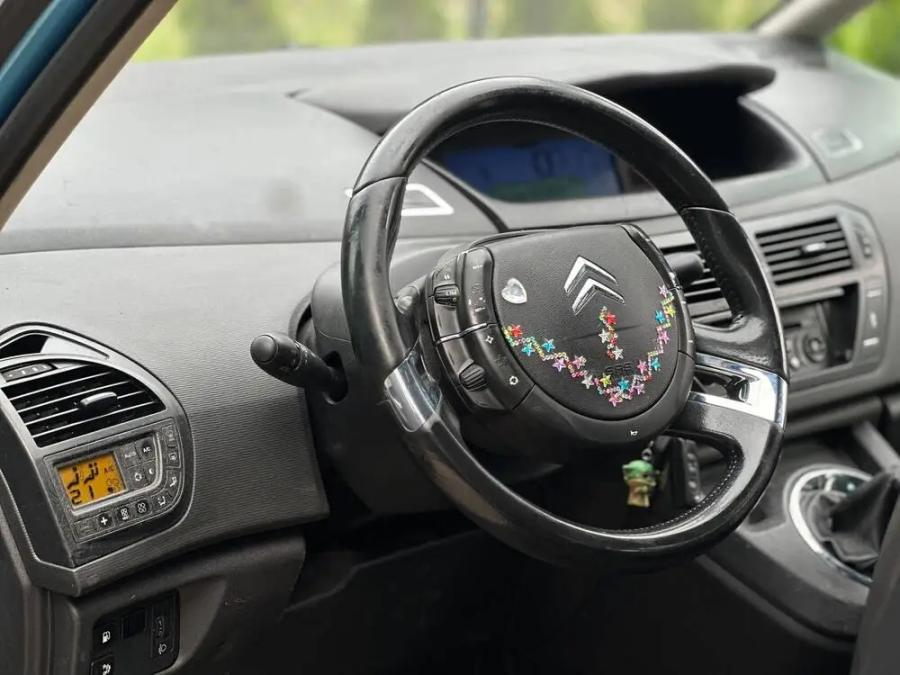 Blue Citroen c4-picasso 2008 in Jelgava, with an engine capacity of 1.60 L and mileage of 253 thousand km for 2990 €, photo 8 on AUTOMOTO.COM.LV