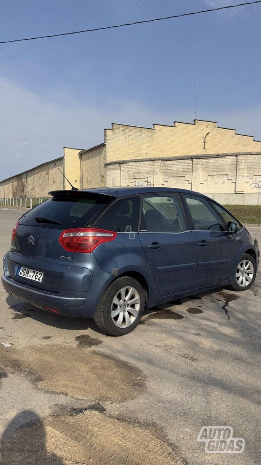 Blue Citroen c4-picasso 2010 in Vilnius, with an engine capacity of 2.00 L and mileage of 419 thousand km for 2000 €, photo 3 on AUTOMOTO.COM.LV
