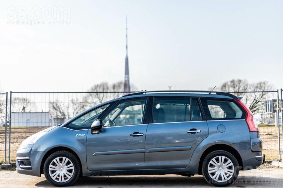 Blue Citroen c4-picasso 2011 in Riga, with an engine capacity of 2.00 L and mileage of 223 thousand km for 1250 €, photo 4 on AUTOMOTO.COM.LV