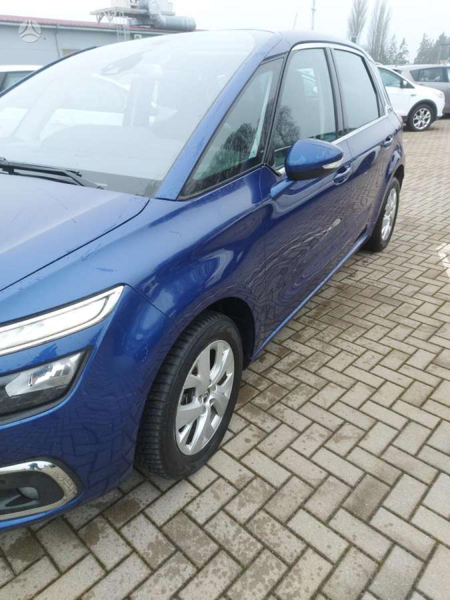 Blue Citroen c4-picasso 2017 in Taurage, with an engine capacity of 1.20 L and mileage of 128 thousand km for 5600 €, photo 2 on AUTOMOTO.COM.LV