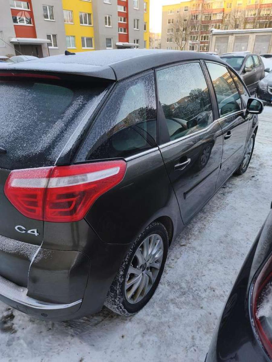Brown Citroen c4-picasso 2010 in Siauliai, with an engine capacity of 2.00 L and mileage of 318 thousand km for 2300 €, photo 2 on AUTOMOTO.COM.LV