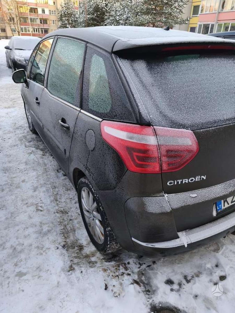 Brown Citroen c4-picasso 2010 in Siauliai, with an engine capacity of 2.00 L and mileage of 318 thousand km for 2300 €, photo 3 on AUTOMOTO.COM.LV