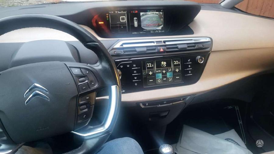 Green Citroen c4-picasso 2015 in Ukmerge, with an engine capacity of 1.60 L and mileage of 210 thousand km for 5450 €, photo 22 on AUTOMOTO.COM.LV