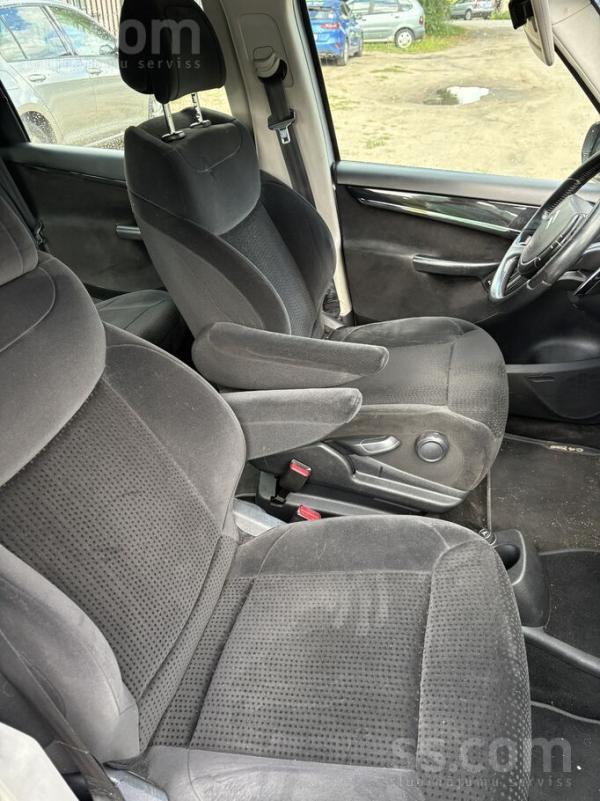 Grey Citroen c4-picasso 2009 in Daugavpils, with an engine capacity of 2.00 L and mileage of 318 thousand km for 3700 €, photo 6 on AUTOMOTO.COM.LV