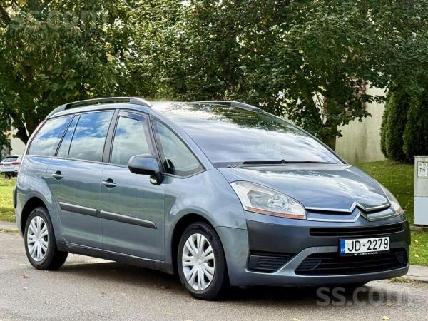 Grey Citroen c4-picasso 2007 in Riga, with an engine capacity of 2.00 L and mileage of 301 thousand km for 990 €, photo 2 on AUTOMOTO.COM.LV